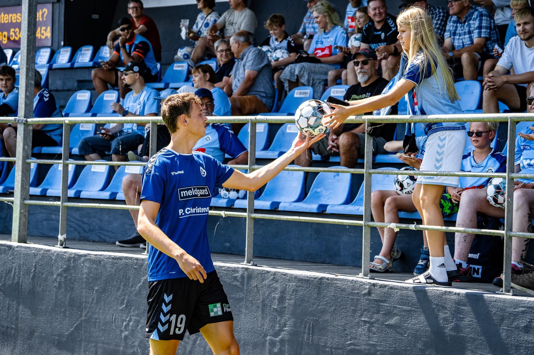 150 bolde uddeles ved fredagens testkamp i Haderslev - Sønderjyske Fodbold