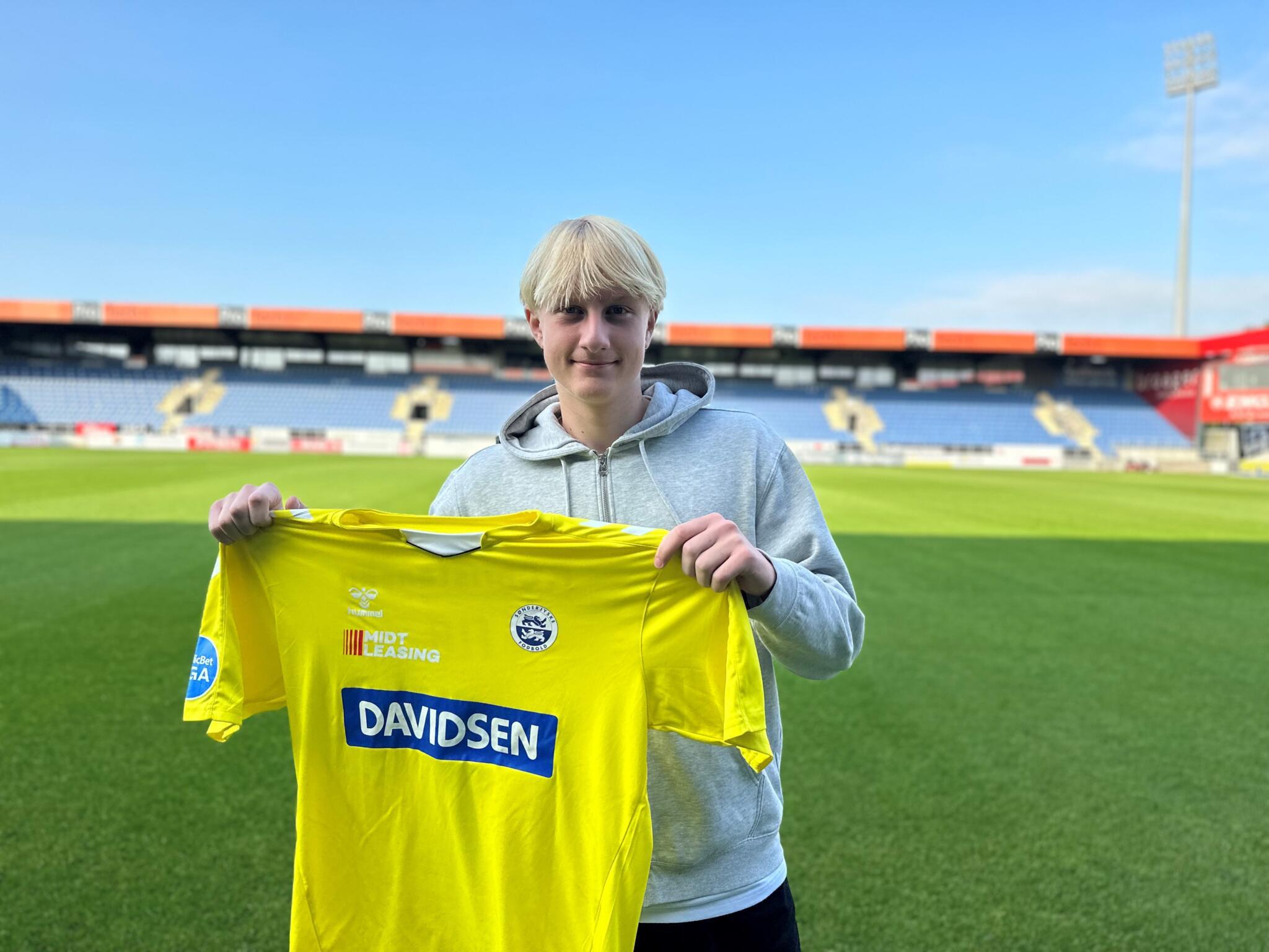 Ung målmand skriver kontrakt i Sønderjyske Fodbold - Sønderjyske Fodbold