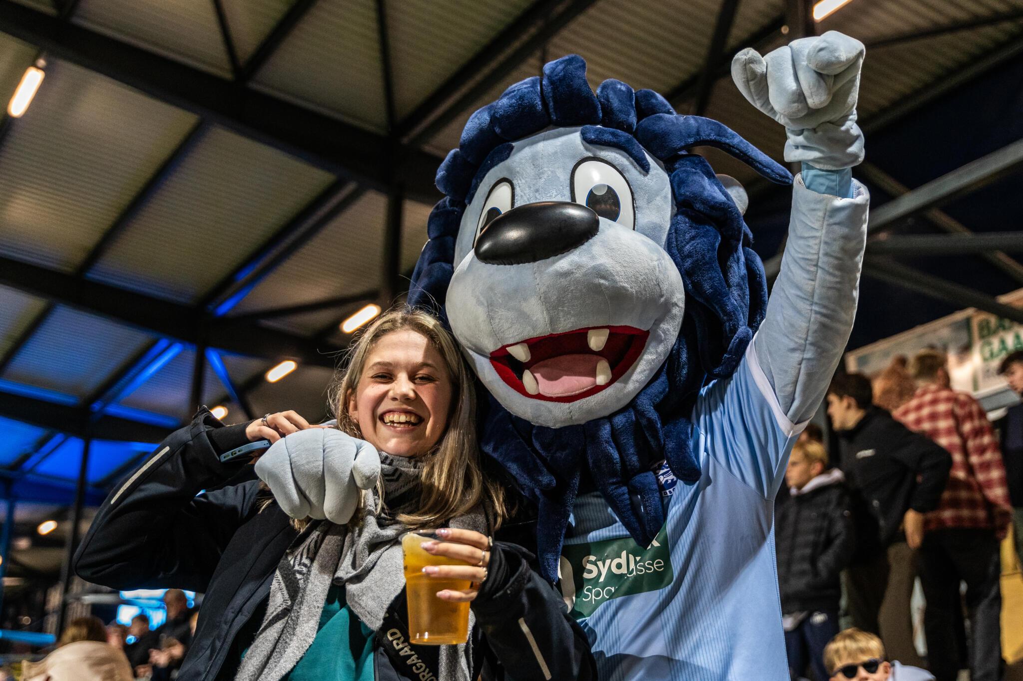 Xander Linnet giver koncert, og Sydbank pepper fanzonen op ...